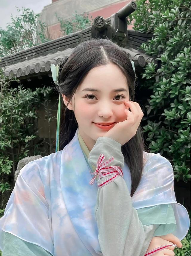 Little Gossip, Wang Hedi, Yang Zi, Meng Meiqi - iNEWS