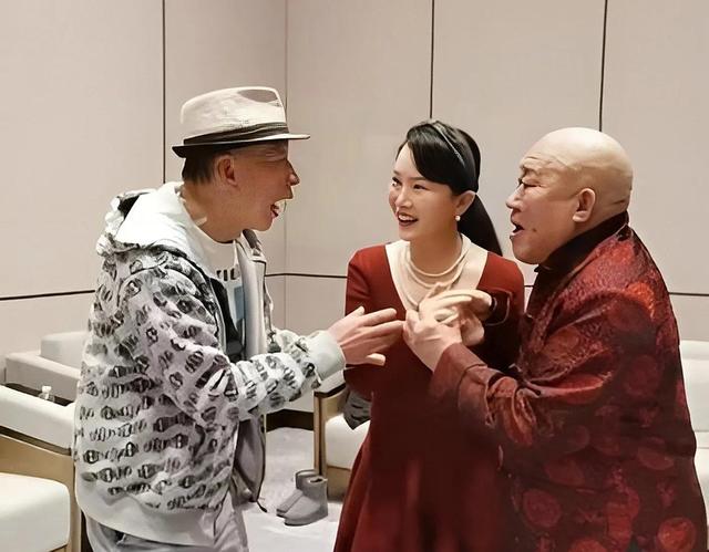 The play bone Du Xudong caused controversy again, but he held Ren Jing's hand and said that he ...