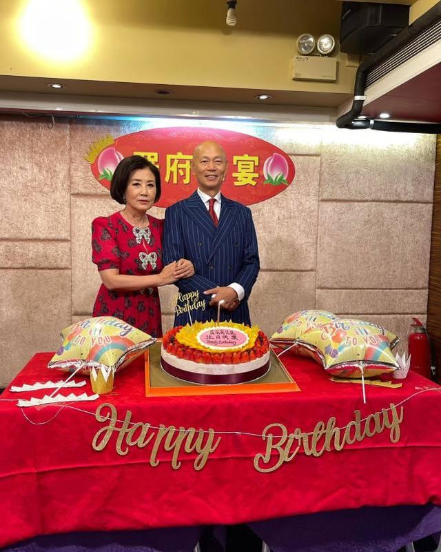 Luo Jiaying held a birthday banquet on her 76th birthday, holding hands with Wang Mingquan to ...