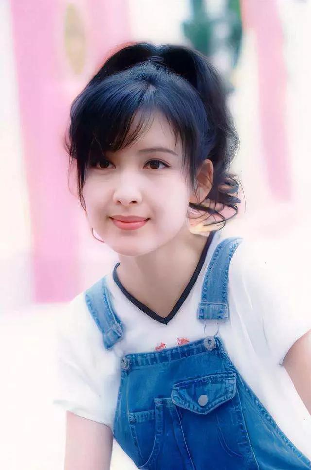 54-year-old Zhou Huimin appeared at a friend's concert, wearing a white ...