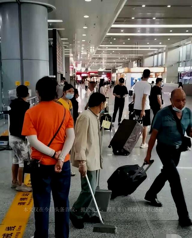 49-year-old Meng Fei rarely appears with his family. His wife is eye ...