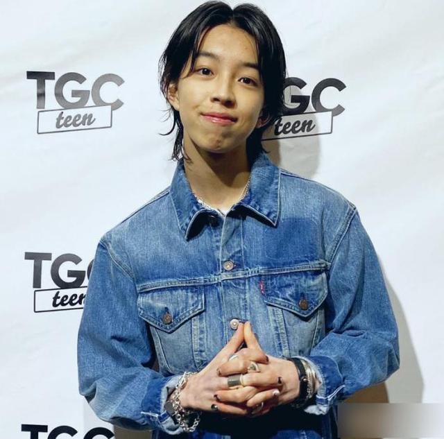 At the funeral of talented singer YOSHI, "Demon Boy" Lin Jiashu cried ...