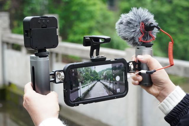 Smoker iphone14promax dual handheld shooting kit - iNEWS