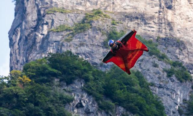 Chinese wingsuit flying man Zhang Shupeng successfully crossed the ...