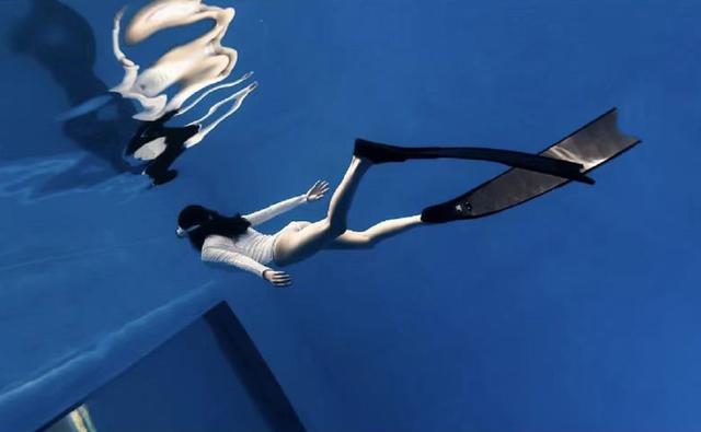Lin Yun shows off her figure underwater in a swimsuit!In the pool, the ...
