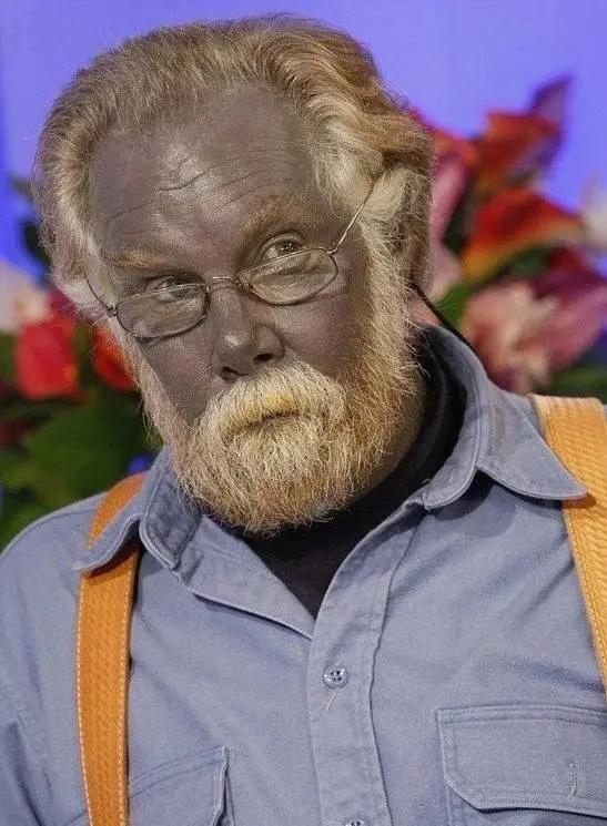 Are there any other races in the world?Have!That's the blue-skinned man ...