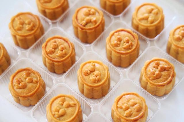 Homemade Coconut Mini Mooncakes, one bite at a time, fragrant and ...