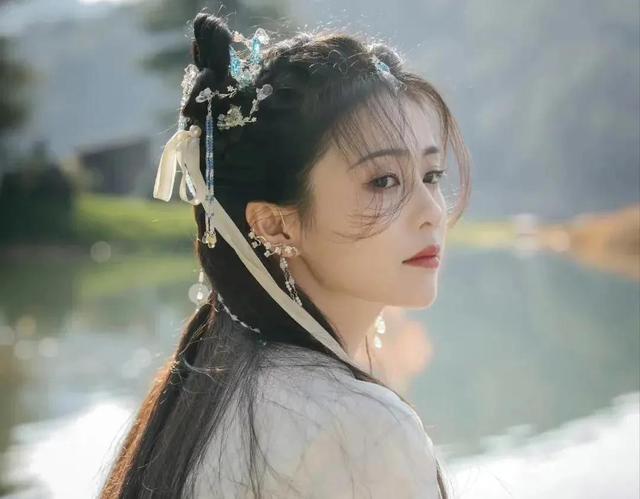 "Till The End Of The Moon" 4 people play Bailu's father, 3 are pet ...