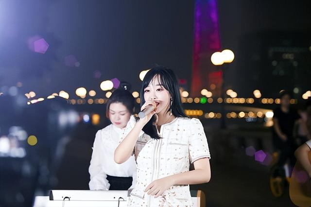 When Chu Ruixue was young, she had a sweet voice, accurate pitch, and ...