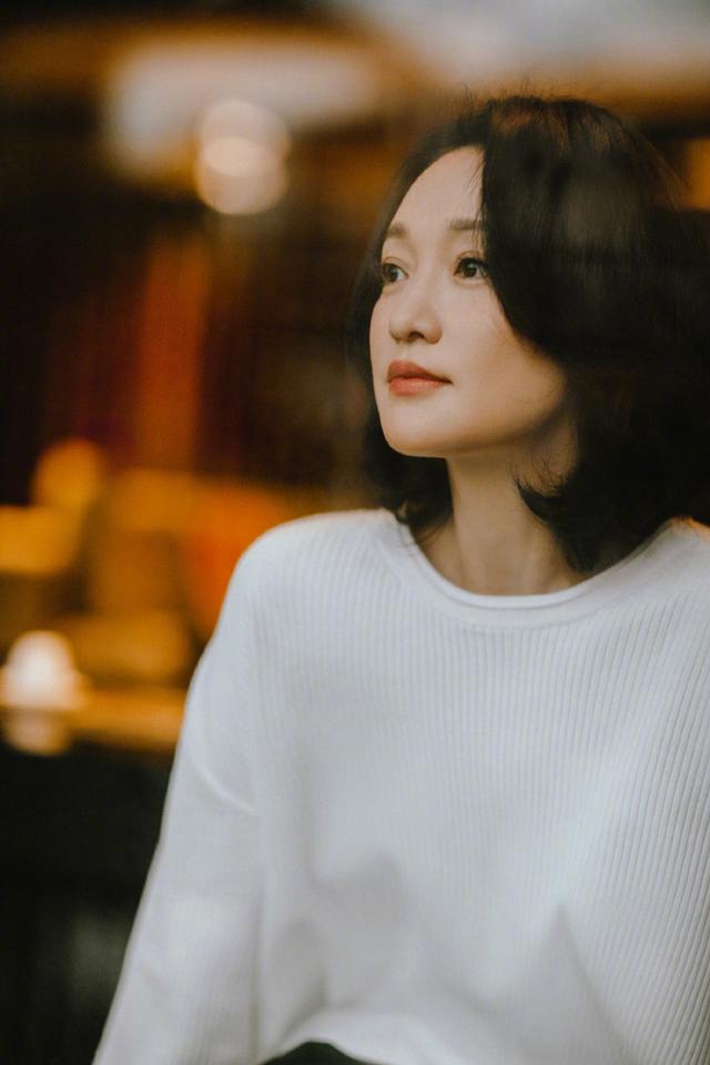 Zhou Xun's new look looks younger - iNEWS