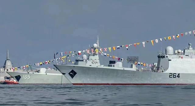 Comparison between Type 052DL destroyer and "Mogami" class frigate ...