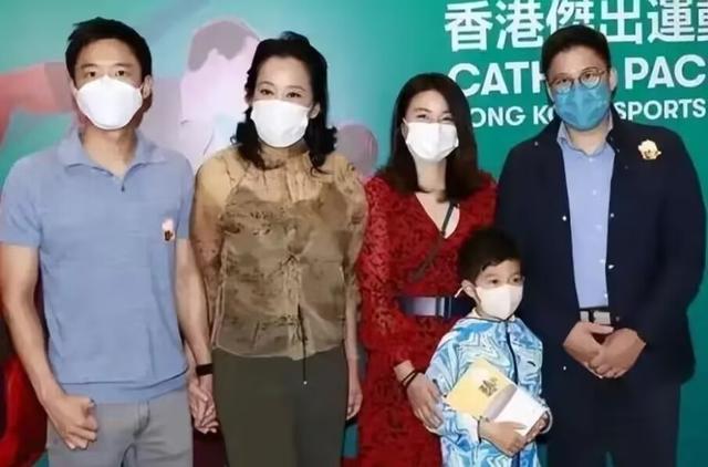 Guo Jingjing took a group photo with her 64-year-old mother-in-law ...