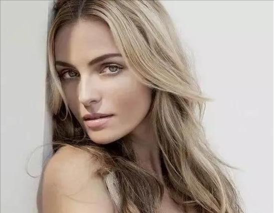 The 14th place in the top 50 global supermodels, with a devilish figure ...