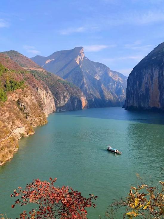 Cross the Three Gorges of the Yangtze River and go to a strong autumn ...
