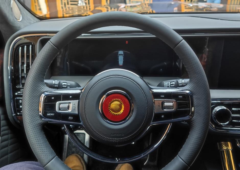 Rare domestic car with 4.0T V8, Hongqi LS7 airborne - iNEWS