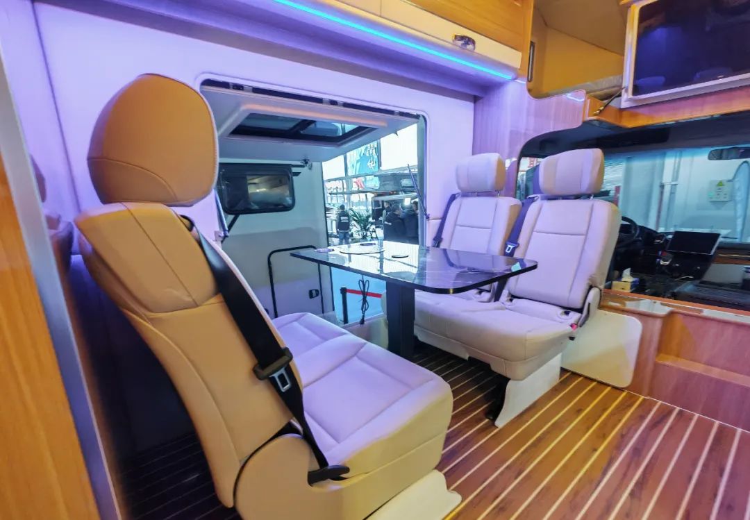 Huisicheng Commander Sinotruk HOWO Commander & Yuejin H500 chassis side ...