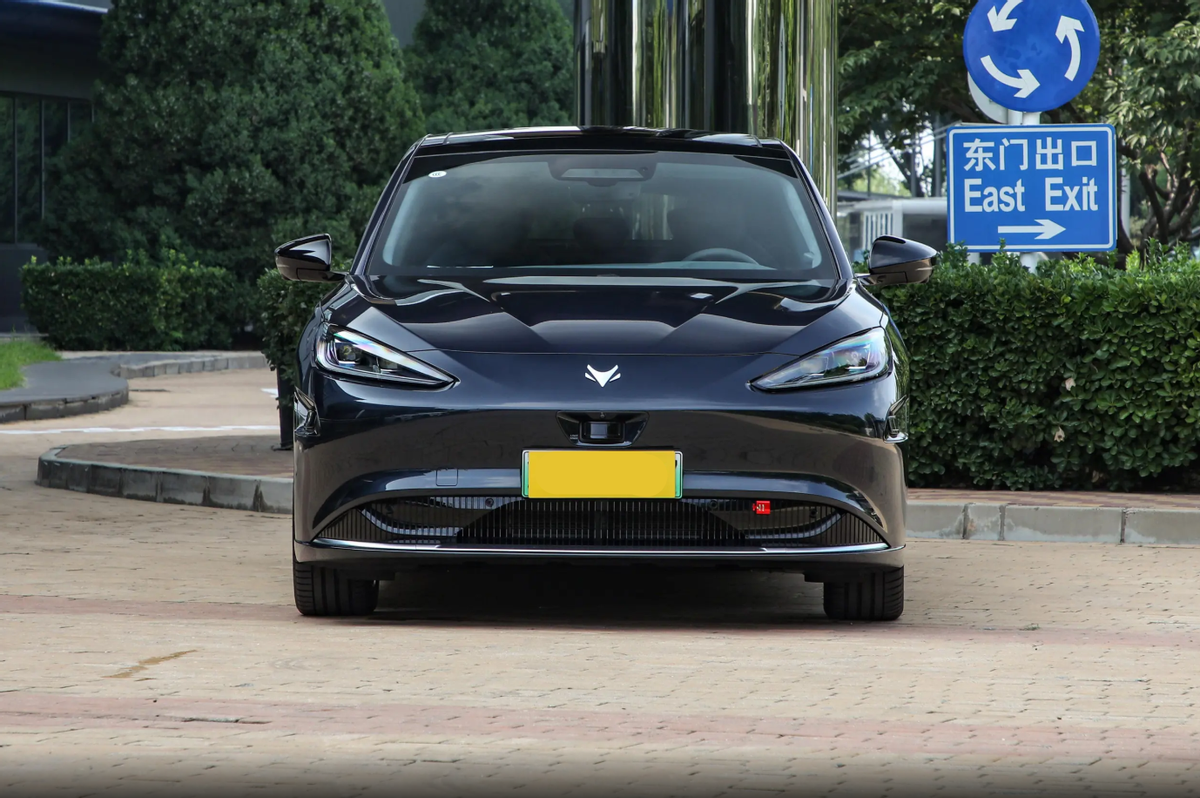 Experience the Extreme Fox Alpha S, the battery life is 525km when you ...