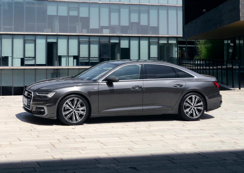 The three-screen interior of the same luxury flagship, leather seats ...