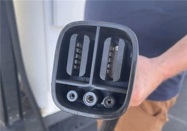 Tesla's mobile super charging pile is exhibited, and the power of 750 ...