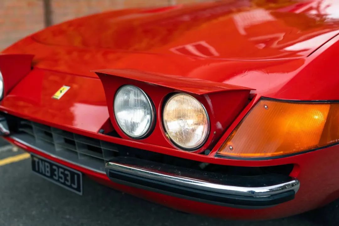 The little red car in Italy also has a jumping light?1971 Ferrari ...