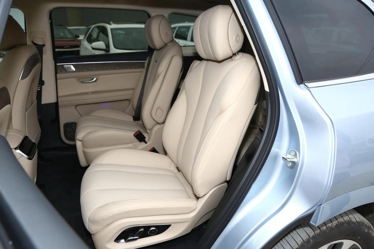 The weight of the car is 2450kg, 4.8s breaks a hundred, and it can run 1100km with a full tank ...