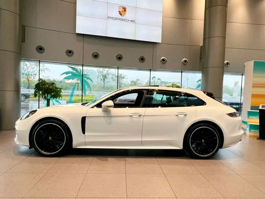 Real shot of the new version of Porsche Panamera, full of texture, rich ...