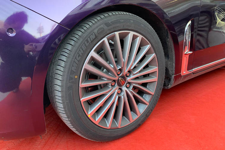 Replaced with 2.5T V6 engine, new color scheme is powerful, 2022 Hongqi H9 real car exposed - iNEWS