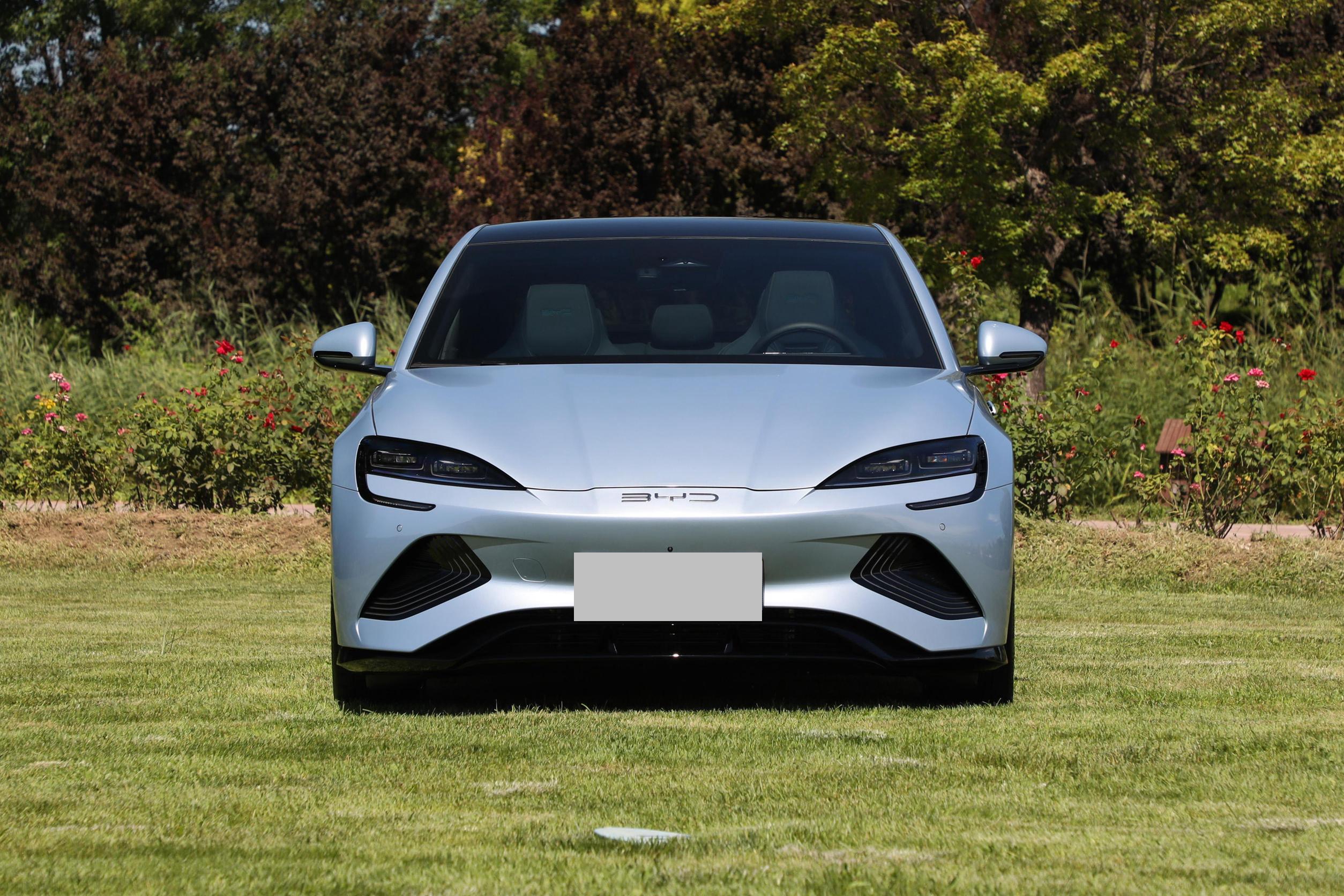 Often run long distances, it is recommended to drive a medium-sized car ...