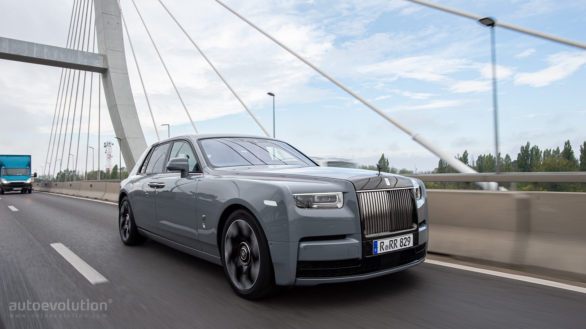 The only remaining top luxury flagship sedan, the new Rolls-Royce ...