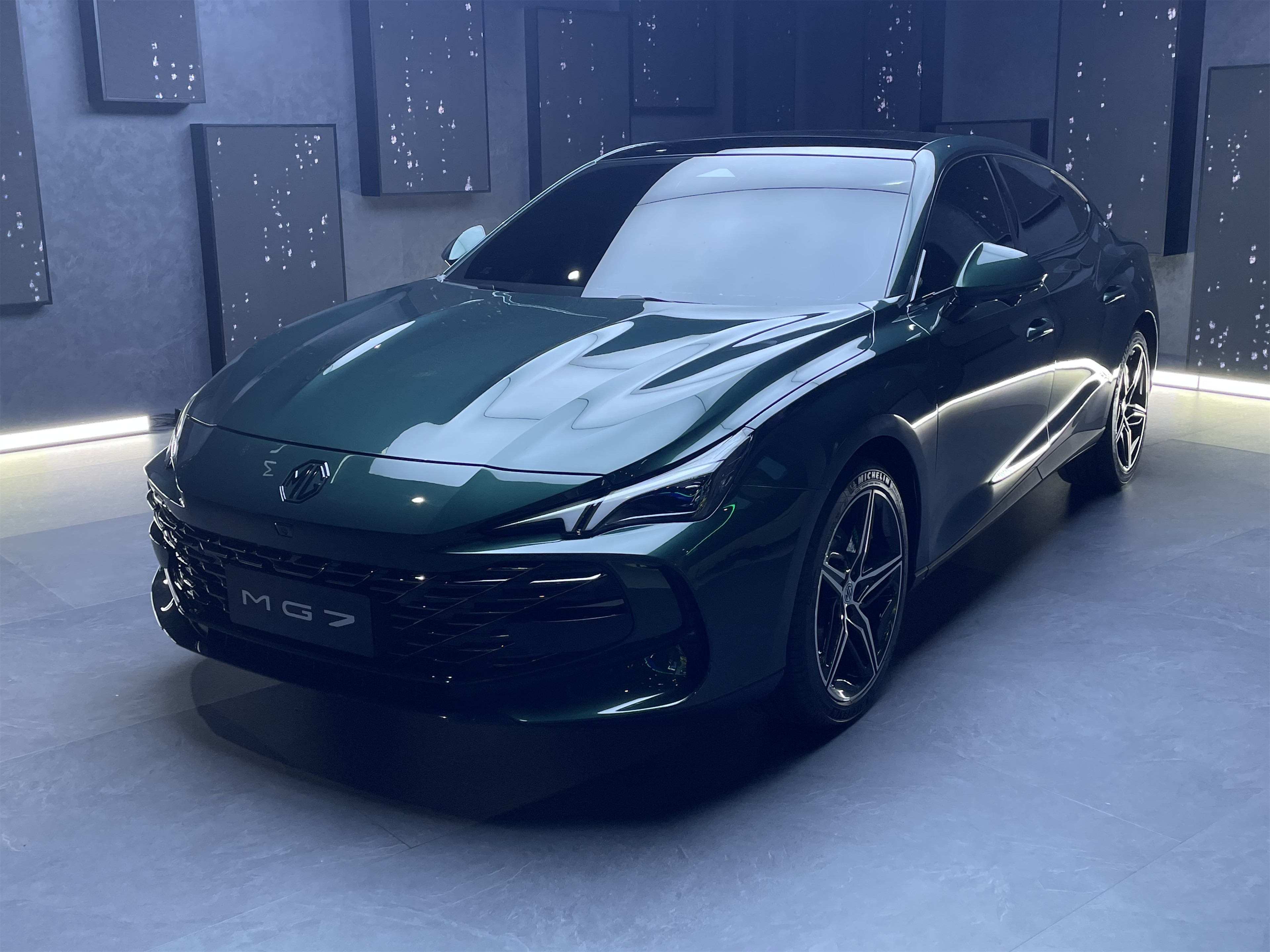 Real shot of the black label MG7 and the first global model MG MULAN at the Chengdu Auto Show ...