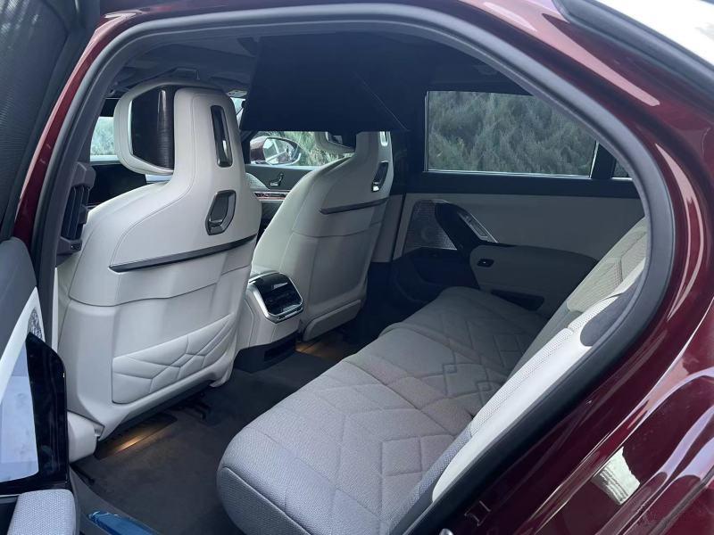 4.7s broke 100, battery life exceeded 600km, BMW i7 real car exposure, still look at Mercedes ...