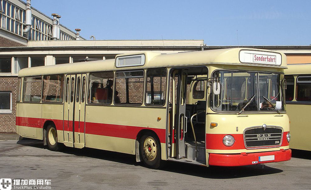 The world's first electric city bus, the Mann 750 HO-M10 E, which was ...