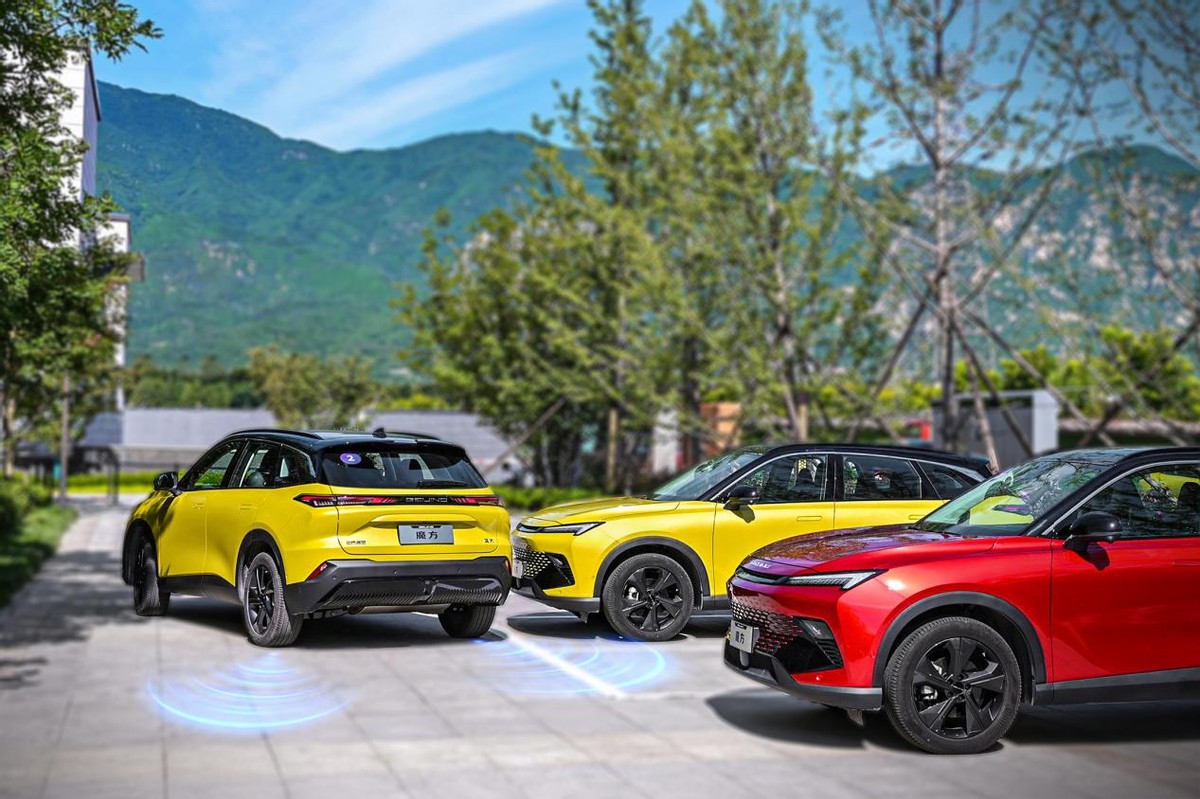 It can automatically park, and there is also a 540-degree 4D ...