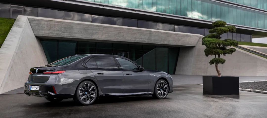 BMW will make the world premiere of i7 M70L and XM Red Label in ...