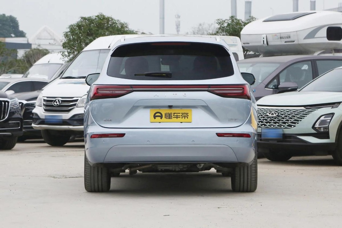 The weight of the car is 2450kg, 4.8s breaks a hundred, and it can run 1100km with a full tank ...