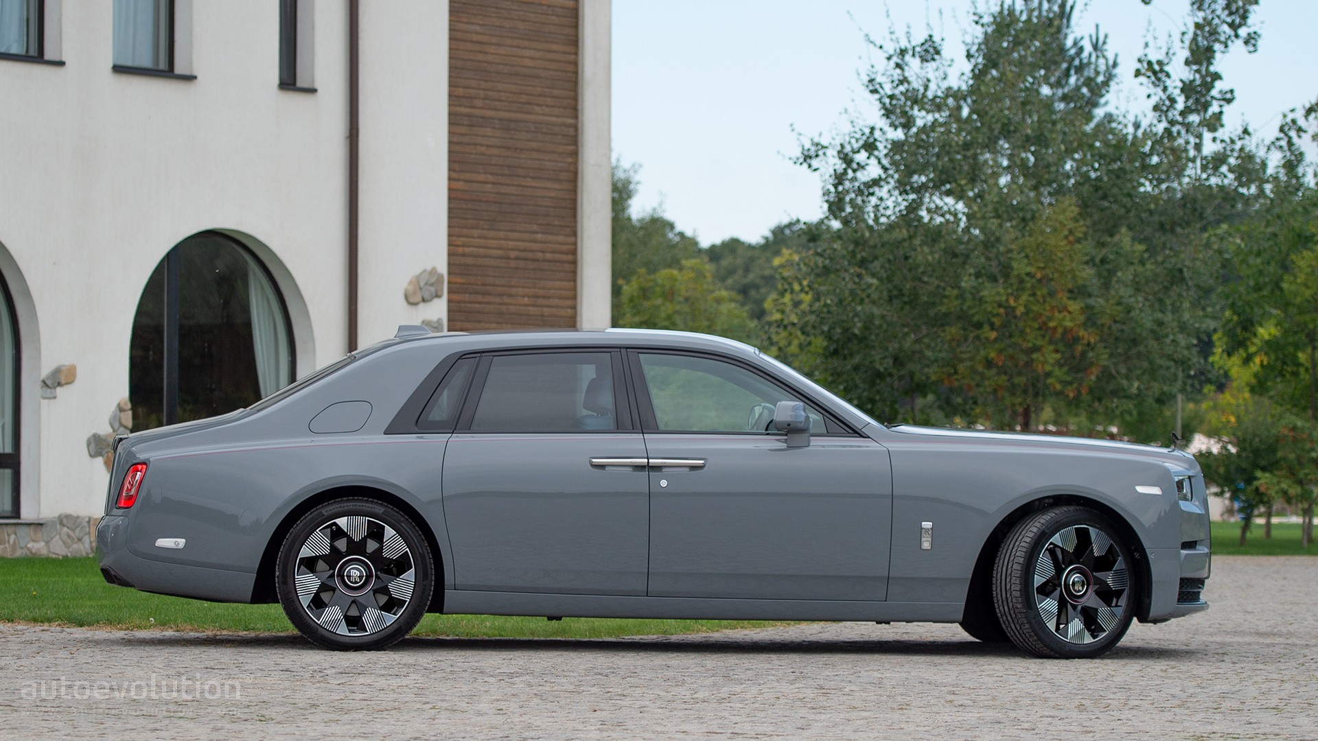 The only remaining top luxury flagship sedan, the new Rolls-Royce ...