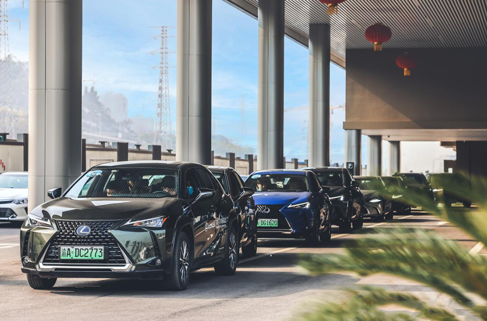 Do you even dare to travel by car?Driving a Lexus green car to inhale ...