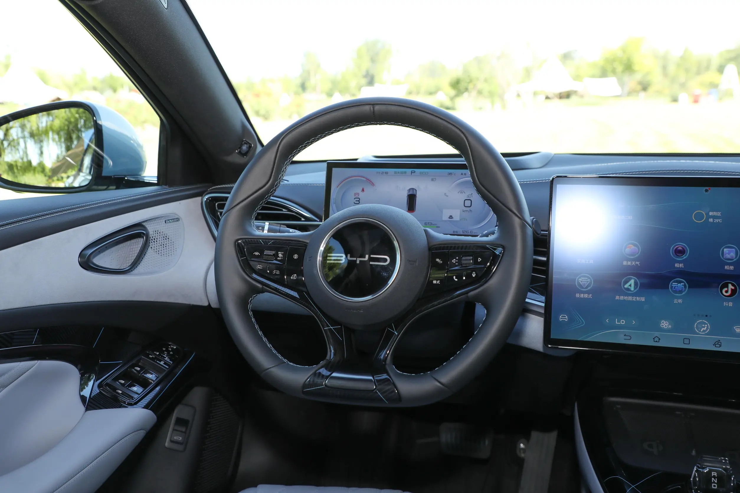 Often run long distances, it is recommended to drive a medium-sized car ...