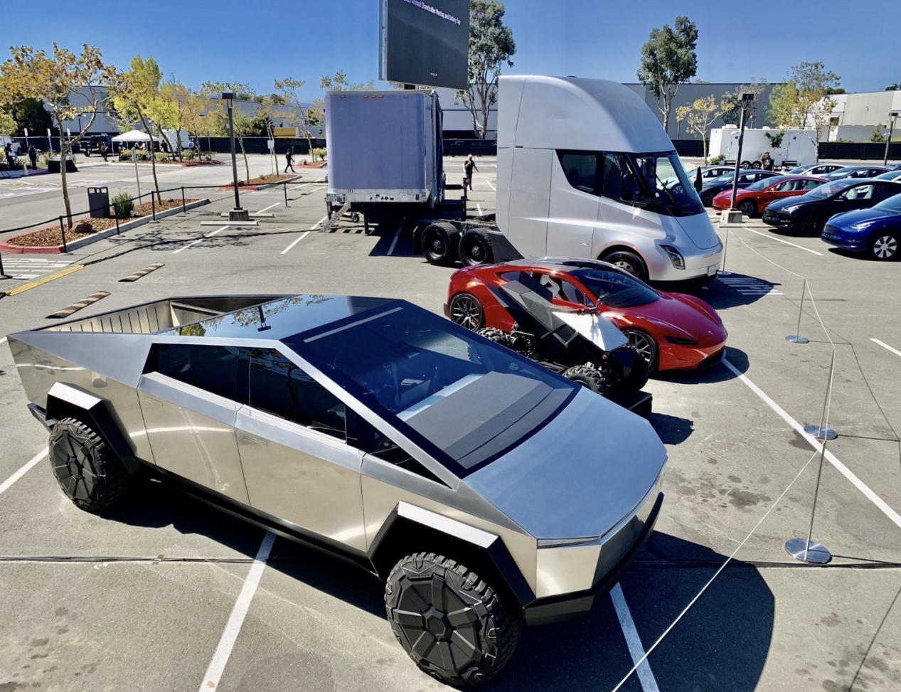 Tesla Cybertruck spy photos exposed! Tail light bar! - iNEWS