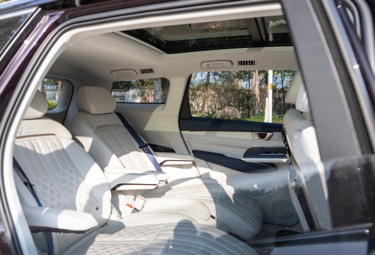People's hybrid family car, the front two rows can "lay flat", take you ...