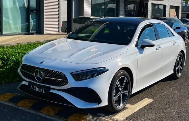 Awesome? The new Mercedes-Benz A-Class evolves towards sports, and the ...