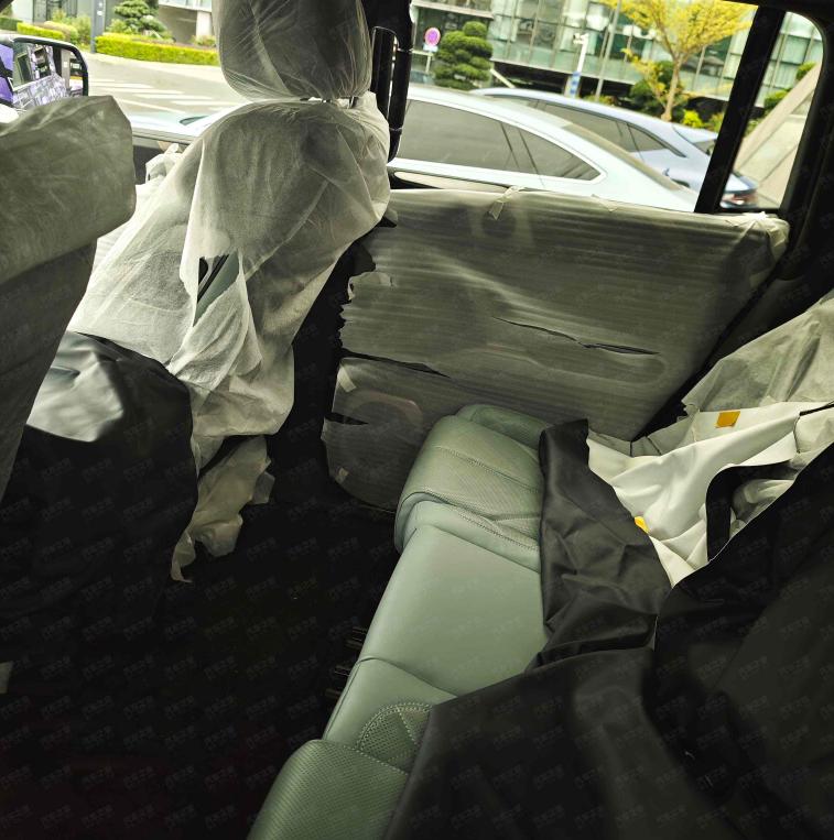 Formula Leopard 8 interior exposed for the first time - iNEWS