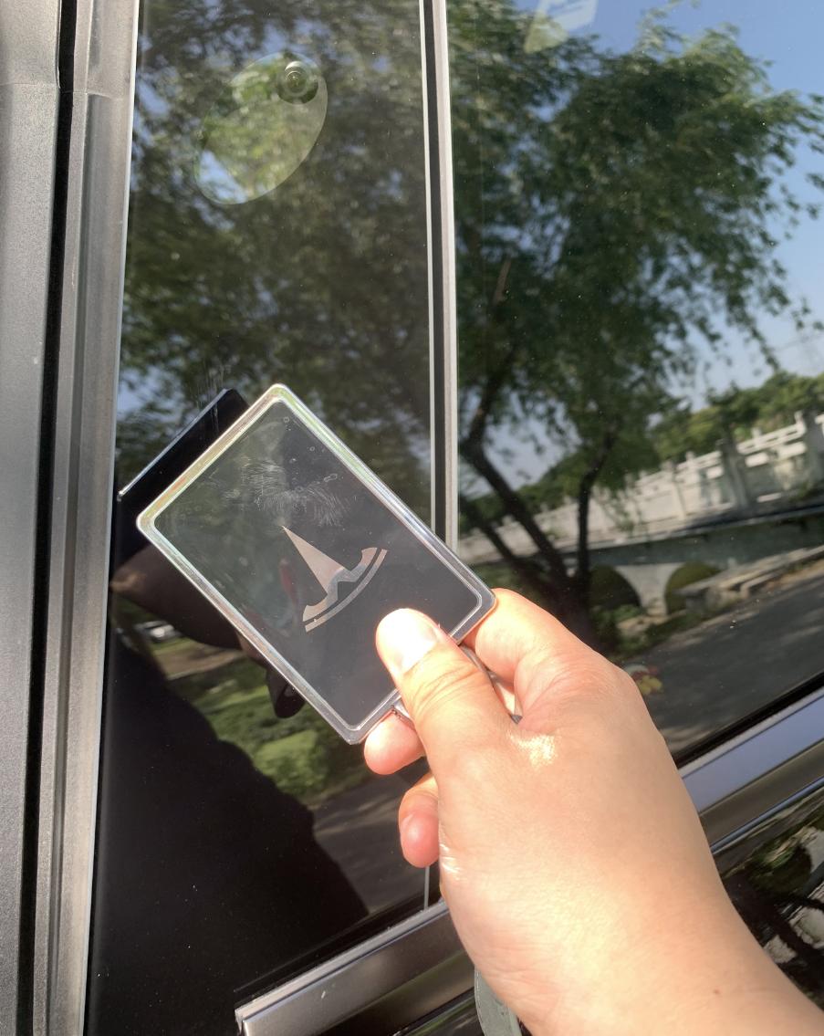 Tesla Model 3 grass planting function: mobile phone key, card key, easy ...