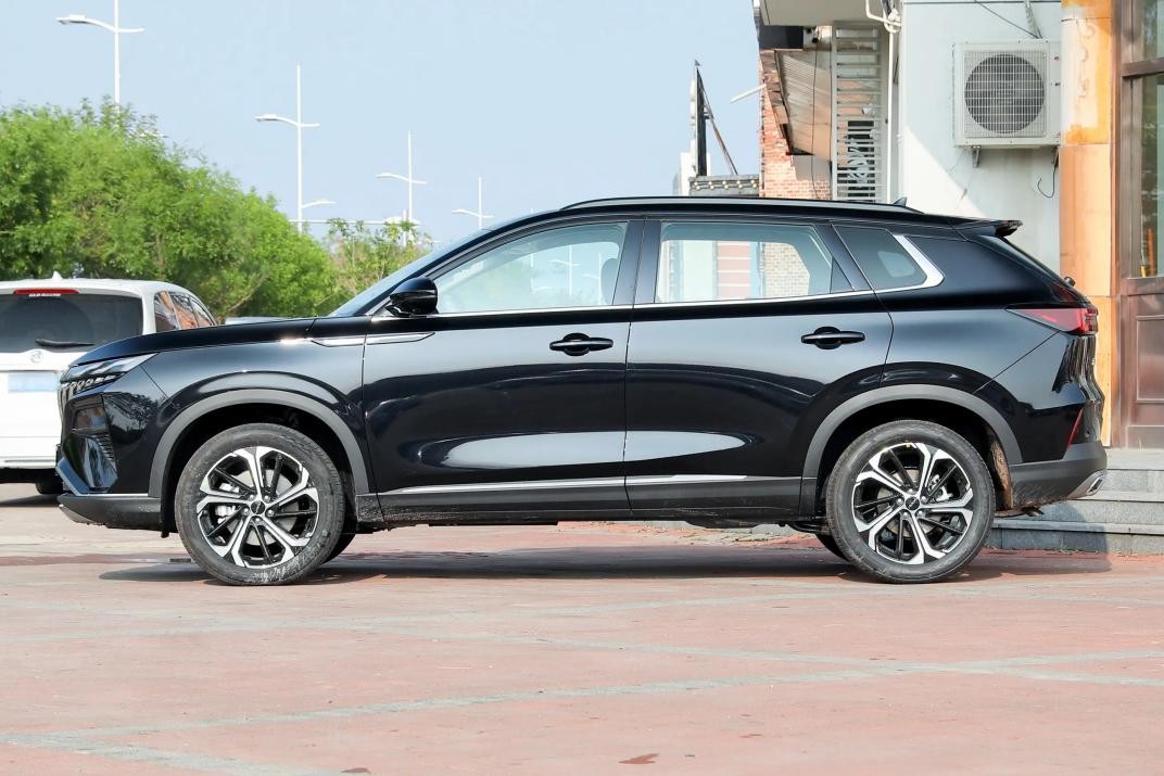 This Dongfeng Haoji, equipped with 1.5T power, has a wheelbase of 2825mm and a 10-year unlimited ...