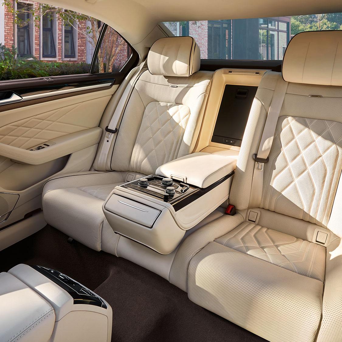 Low-key luxury elite fan - Xinhui Ang - iNEWS