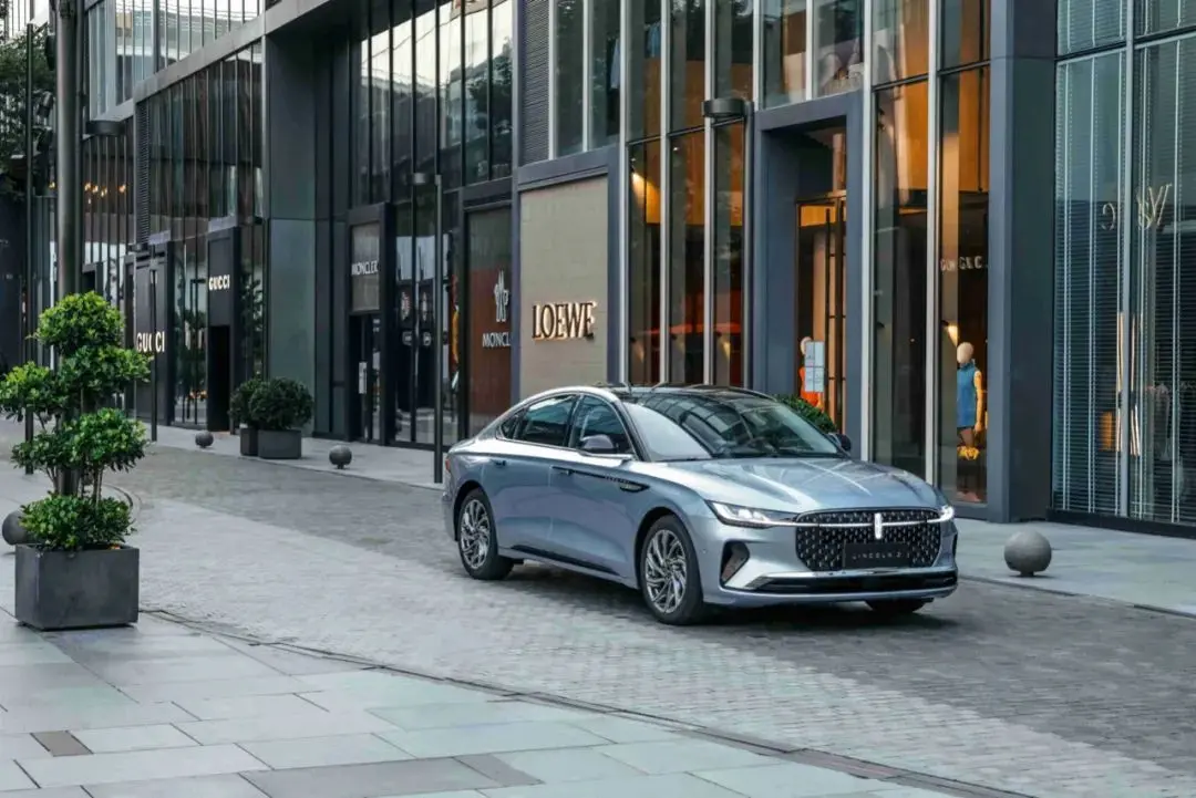 "Driving" the most powerful contender for luxury mid-size cars in the ...