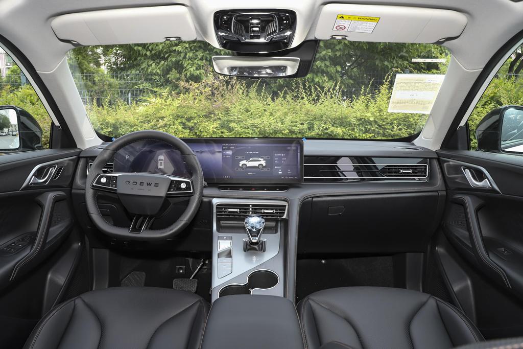 A super-smart wide-body SUV.Has the three largest of the same level ...