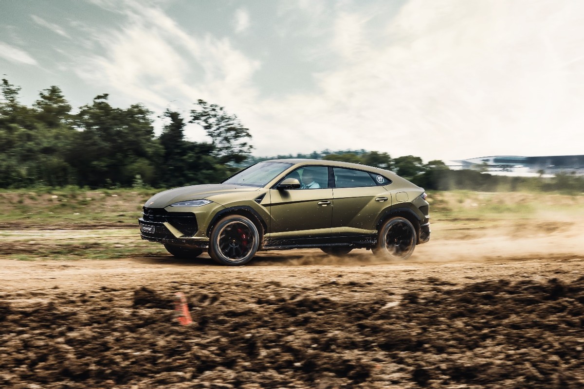What does it feel like to drift in the mud in a Lamborghini Urus SE ...