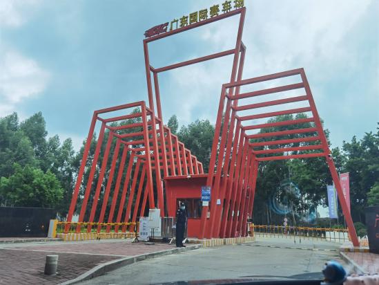 Step on Hot Wheels and hold a red ying gun---Nezha!! - iNEWS