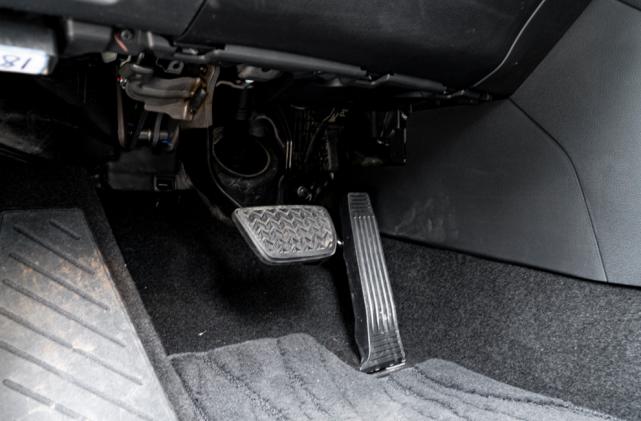 Luxury cars like to use organ-type accelerators, while ordinary cars ...